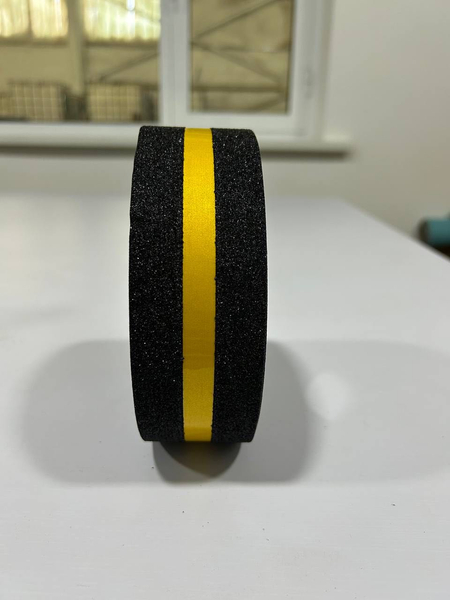 Противоскользящая лента (Anti-slip) на ступени, кафель