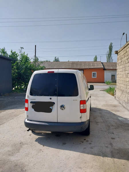 Voksvagen Caddi sotiladi