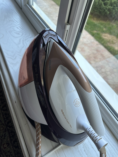 Утюг Philips.
