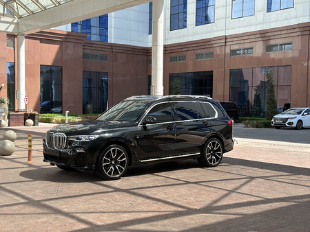 BMW X7 xDrive 40i m body 
Год : 2021