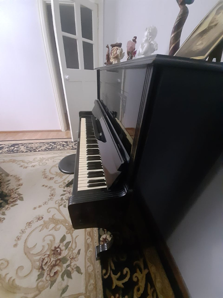 Пианино отличное состояние ноаходится в г.Чирчик.самовывоз.