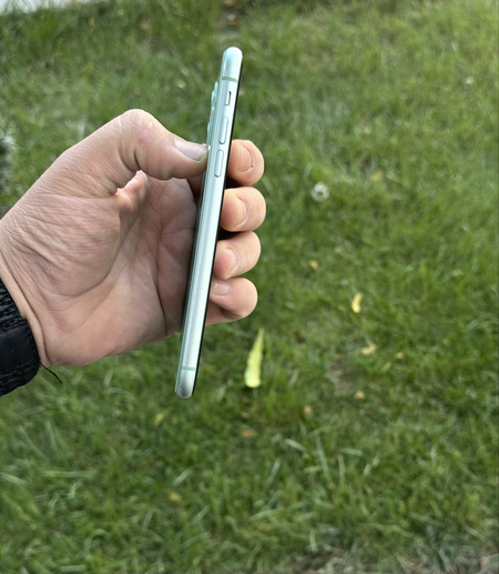 Iphone 11 sotilad xolat yaxsh 64tali bez karopka ayb yo hama joy iwlid