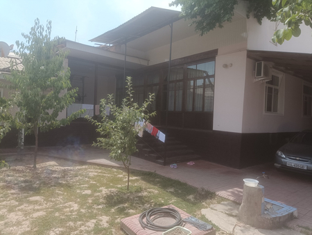Srochna sotiladi 6 sotix uy sampi bozori oldidan 150 metr kirganda