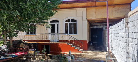 Zangiota ziyoratgohi yaqinida joylashgan
