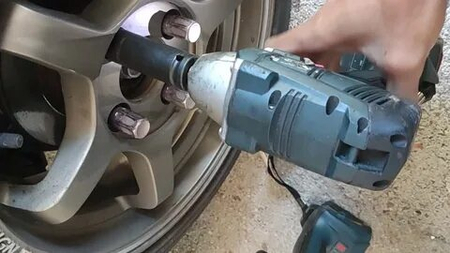 Аккумуляторный гайкавёрт BOSCH GDS 250-LI
