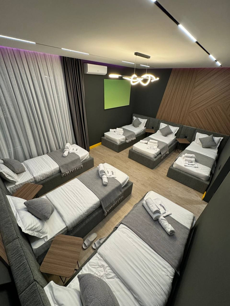 Чорбогда жойлашган Beverley Hills 30 кишилик