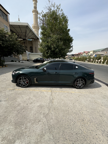 KIA STINGER сотилади 30000 км юрган тоза , салонга 10000 тикилган