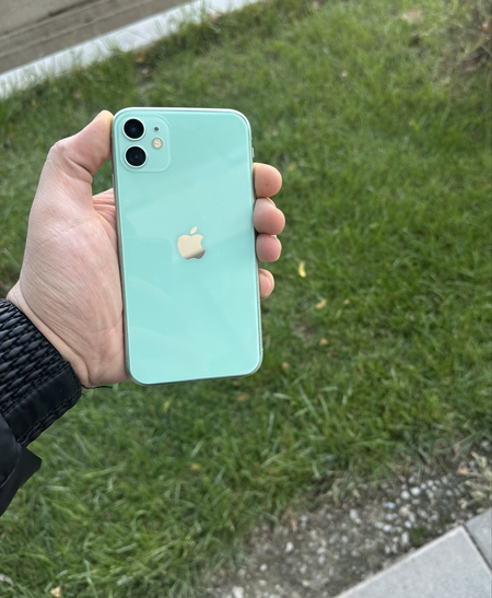Iphone 11 sotilad xolat yaxsh 64tali bez karopka ayb yo hama joy iwlid