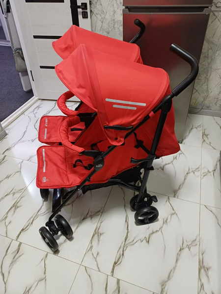 Продаётся двойнишка коляска новый