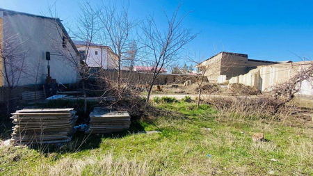 Участка сотилади тезда 13,5 сотик Чархин маркази