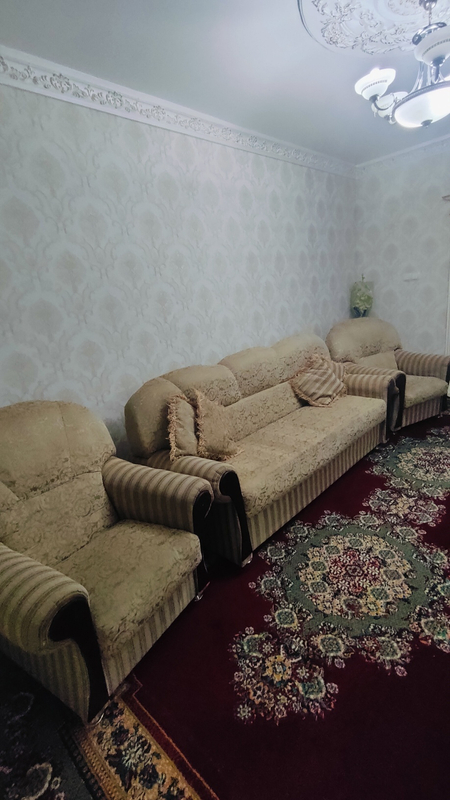 Срочно продается диван с двумя креслами