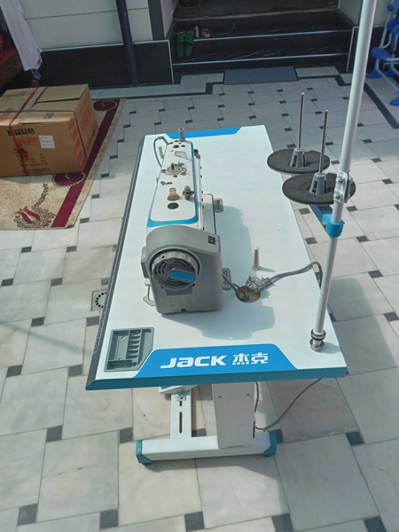Продаётся швейная машина JACK F4