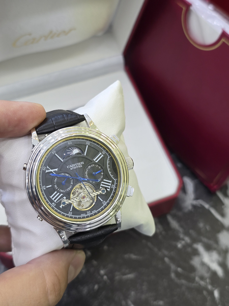 Продам наручные часы Cartier из белого золота в крупном диаметре.