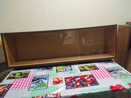 Продаются книжные полки со стеклами