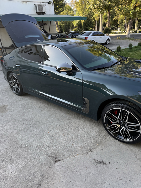 KIA STINGER сотилади 30000 км юрган тоза , салонга 10000 тикилган