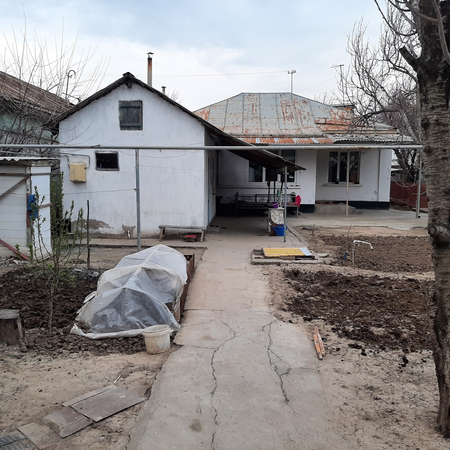 Продается участок в Азадбаше 7,5 соток, жилой дом из 4-х комнат.