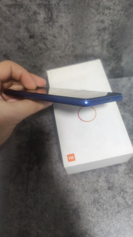 Продам флагман Mi 8se 4/64gb