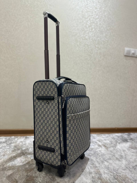 Продам чемодан Б/У