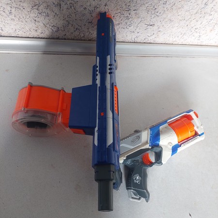 Nerf blasterlar rampage va strong arm
