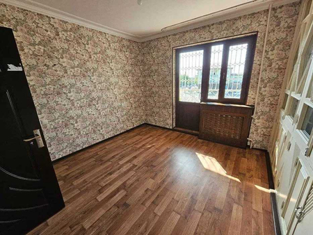 Берунийда шошилинч 4 хонали 3-каватда Банковский уй сотилади. 120м2