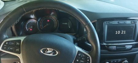 Lada Xray cross  bir qoʻl moshina