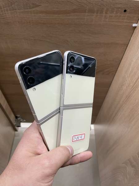 Samsung galaxy Z flip 3