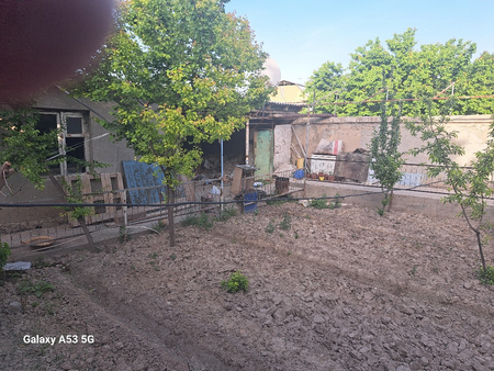 Ховли ижарага берилади,12та хонаси,2 та ошхона,4 та санузели бор.