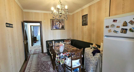 Продаётся квартиры 5/4/5 на  Юнусабадском районе 19-й кв (J2346)