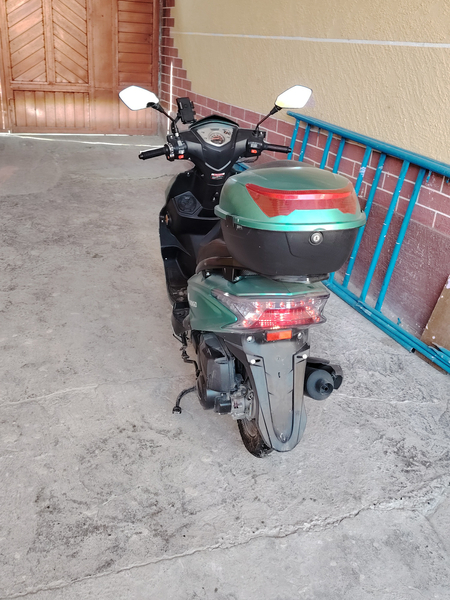 Benzinli skuter sotiladi