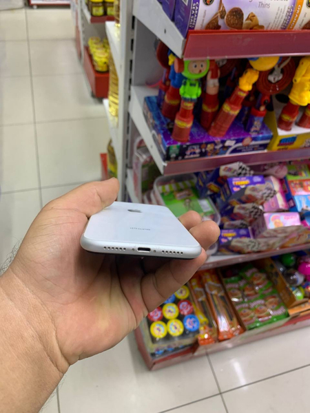 iphone XR  81% karopka dok bor