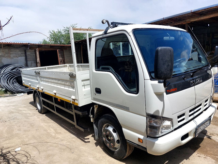 Isuzu 8 tonnaliq sotiladi