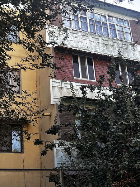 Гулистон шаҳар 4-мавзеда 5 хонали квартира сотилади