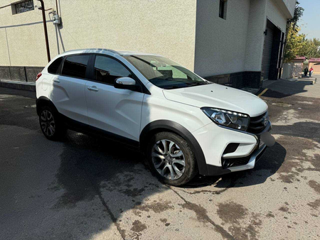Машина lada Xray Cross
