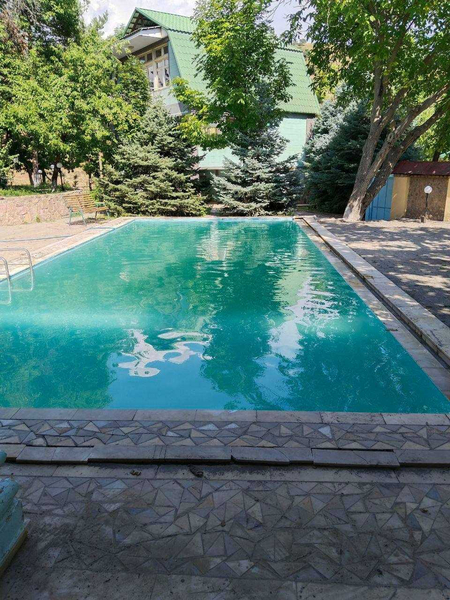Срочно продаётся дача НУ С ОЧЕНЬ  БОЛЬШОЙ территорией вдоль реки Угам.