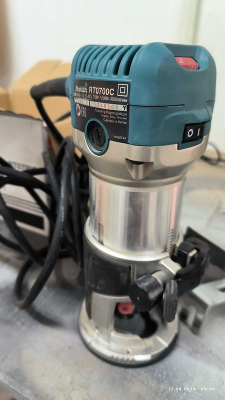 Кромочный фрезер MAKITA RT0700C