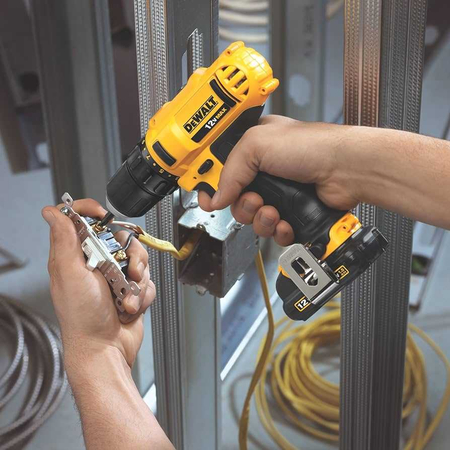 Аккумуляторная дрель-шуруповерт DeWalt DCD710D2