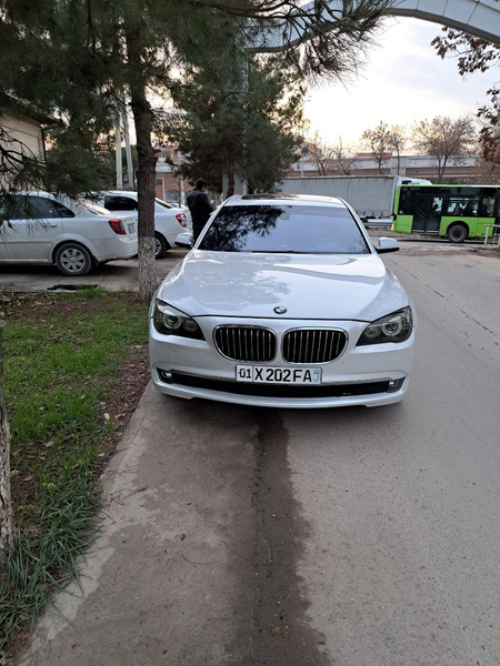 BMW 750 Sotiladi srochni