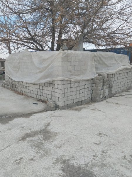 У нас есть Клинец, песок чинаский,шлакоблоок, финский песок, щебень.