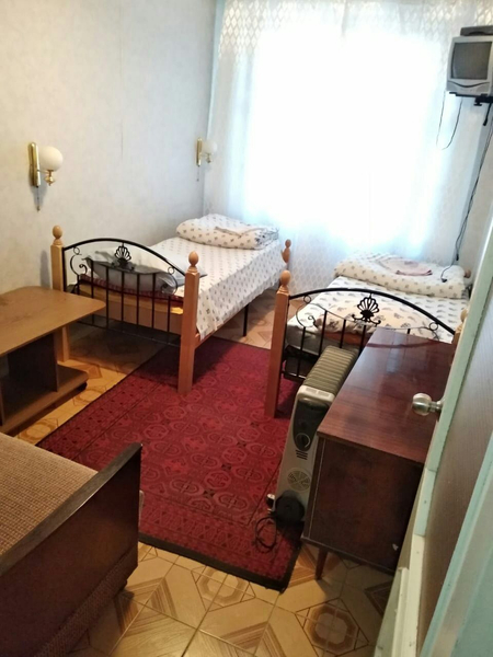 Продается 2 комнатная квартира , на 1 этаже . Ор.р : ОВИР