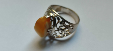 Новое серебряное кольцо с камнем ЯНТАРЬ разм.19,5