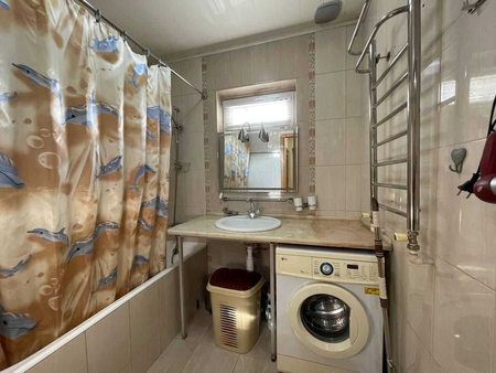Продается квартира .3/5/5  на Мирзо Улугбекском районе (J3044)