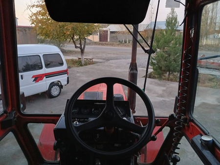 Traktor sotiladi