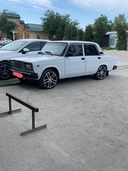 Lada 2107 sotiladi