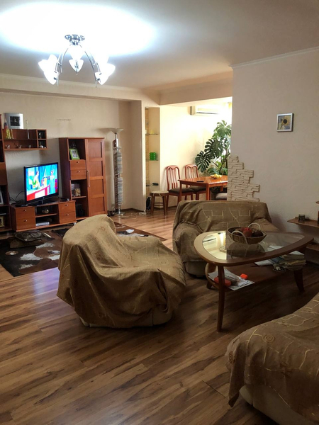 Продается 3х комнатная  метро Космонавтлар