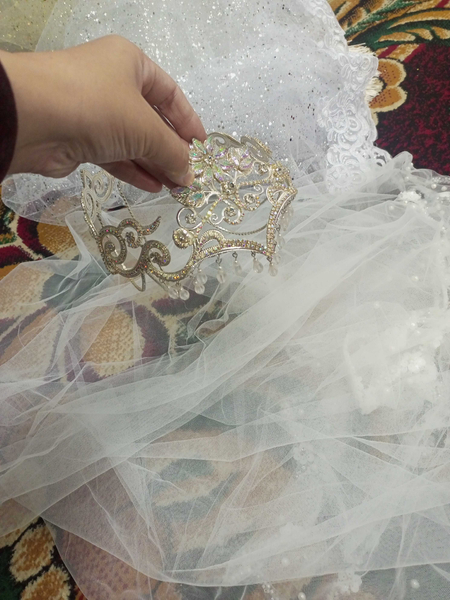 Kelinlarga salom qilish uchun sari va diadema