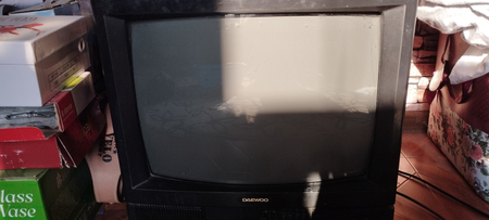 Televizor ,tuniri bilan birga sotiladi
