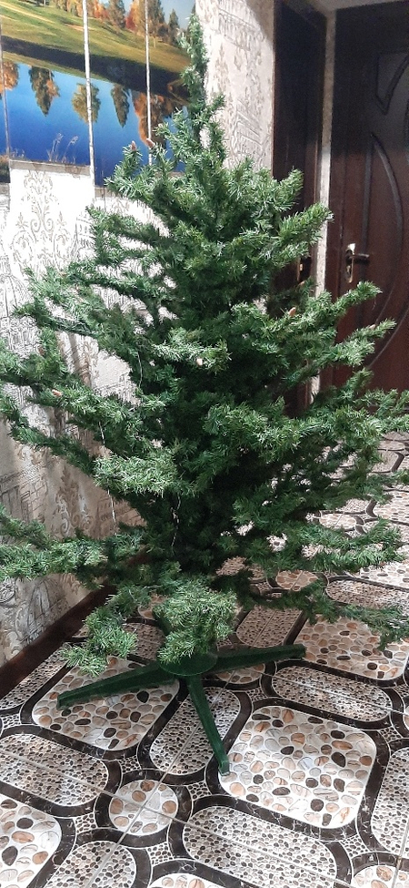 Продам елку,1 20  доставки нет, самовывоз