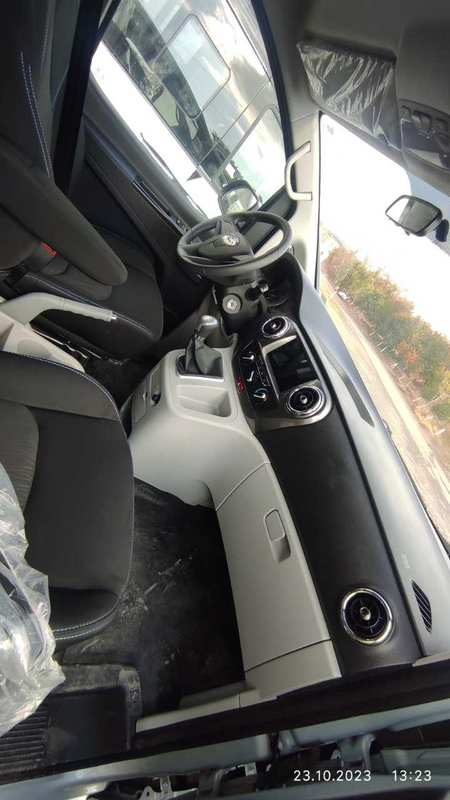 JAC M3 Miniven oq va qora ranglari nalichida mavjud