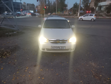Lasetti 1.8 sotiladi
