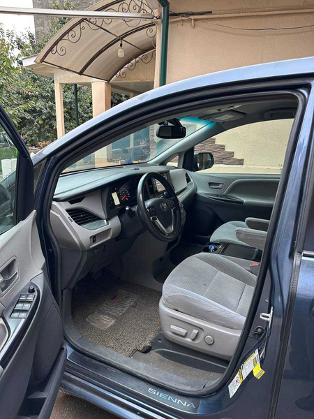 Продаётся Toyota Sienna